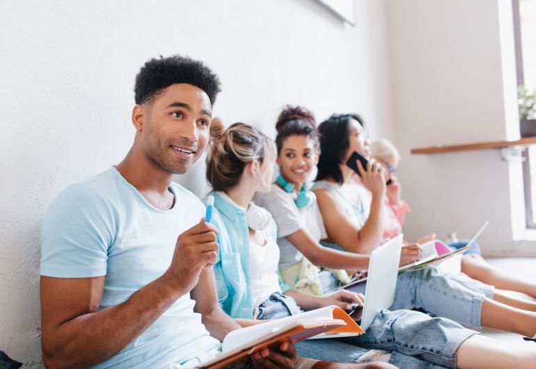 Brasil coloca dois estudantes entre os 50 finalistas de prêmio ...